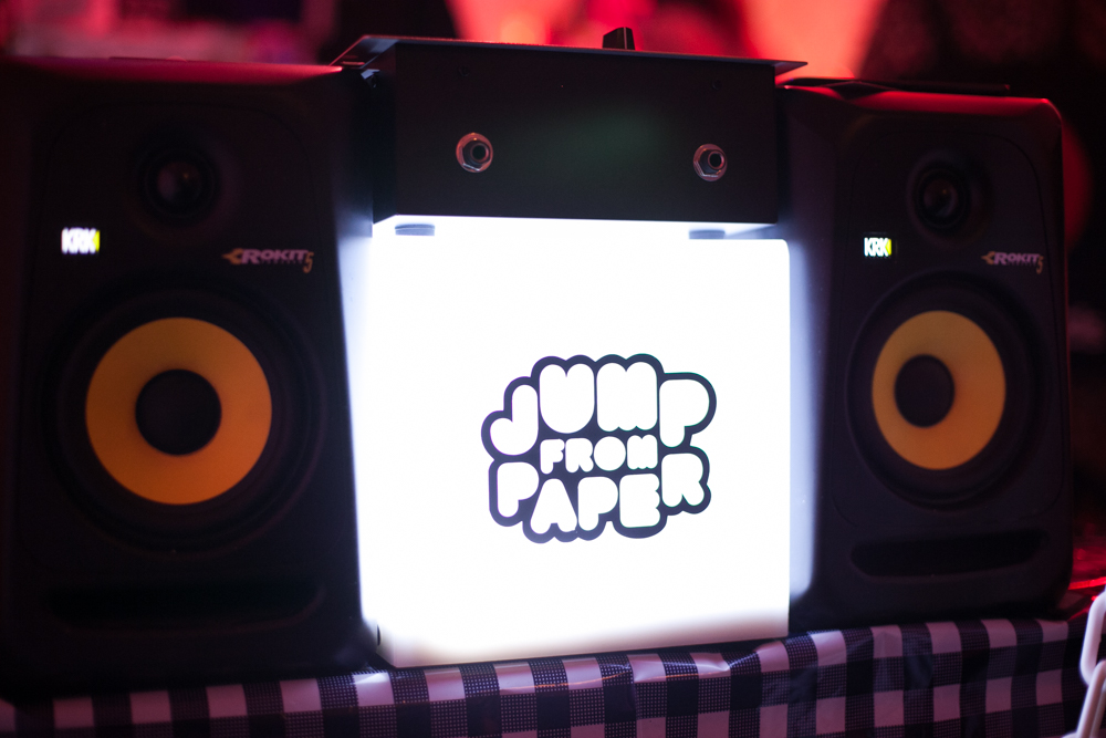 室內野餐! 紐約潮人藝術家聚集 擠爆 JumpFromPaper 粉嫩上市派對 | FLiPER - 生活藝文誌