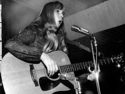 二十世紀晚期最重要女歌者 Joni Mitchell ：「 而我們終究回歸，那片太初的花海。 」 | FLiPER - 生活藝文誌