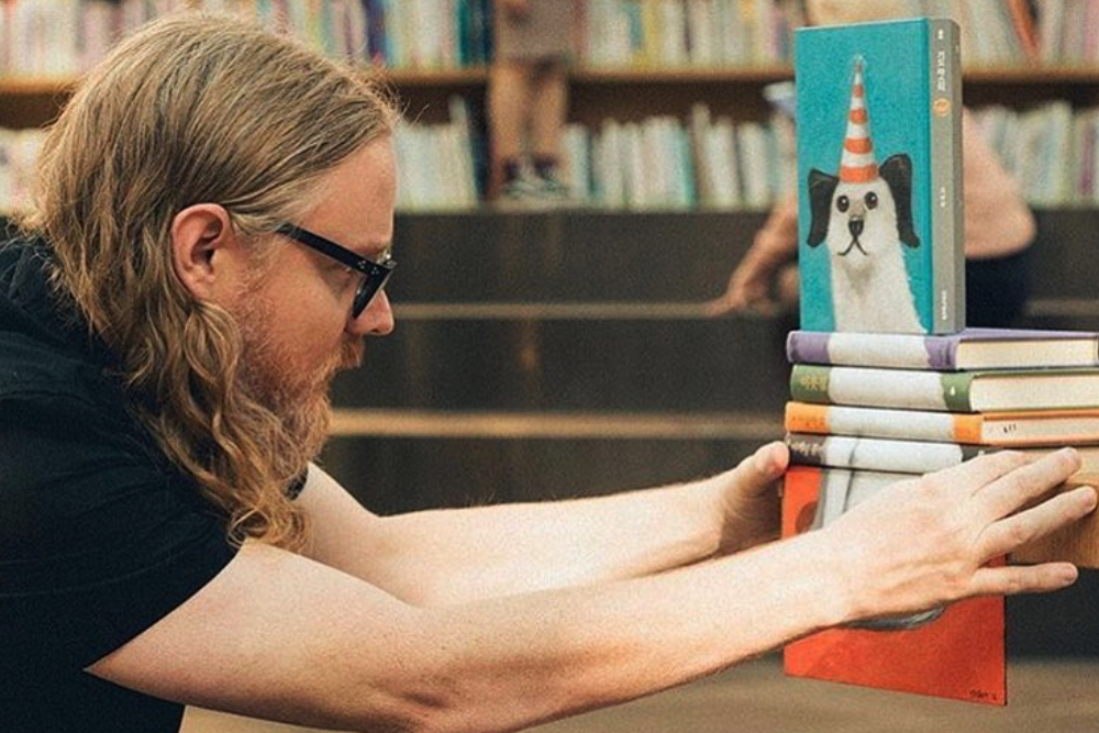 用畫筆賦予舊書新生命，在書脊上創作的藝術家 Mike Stilkey | FLiPER - 生活藝文誌