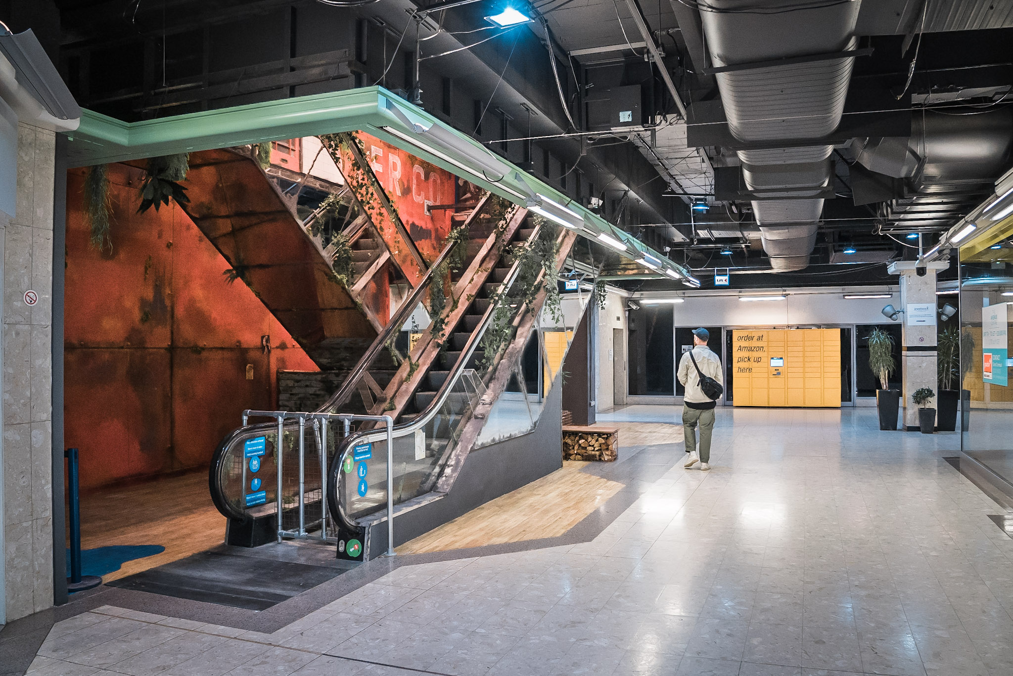 廢墟重生！英國藝術團隊 The Syrup Room 改造老舊購物中心，演繹反烏托邦的恣意天堂！ | FLiPER - 生活藝文誌