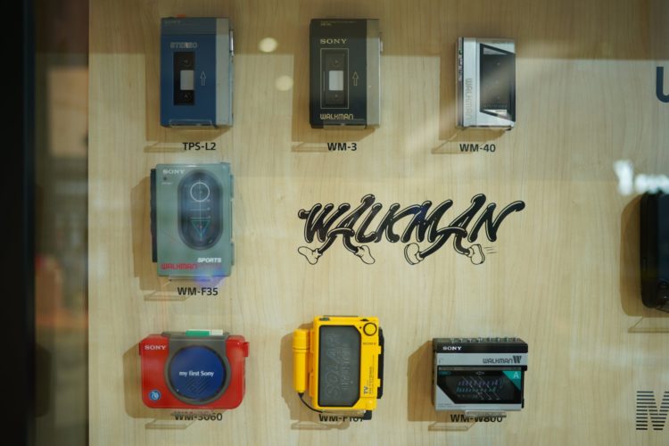 「穿越不了時空，慶幸我曾擁有一台重溫舊夢的隨身聽。」Sony Walkman 40 周年特展，喚起熟悉的旋律、復刻當年感動！ | FLiPER ...